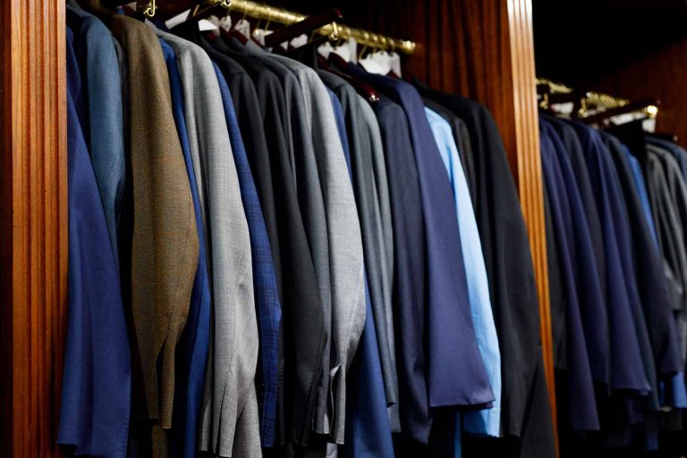 Athletic Guy Fashion 2024: How to Look Good (With Examples)